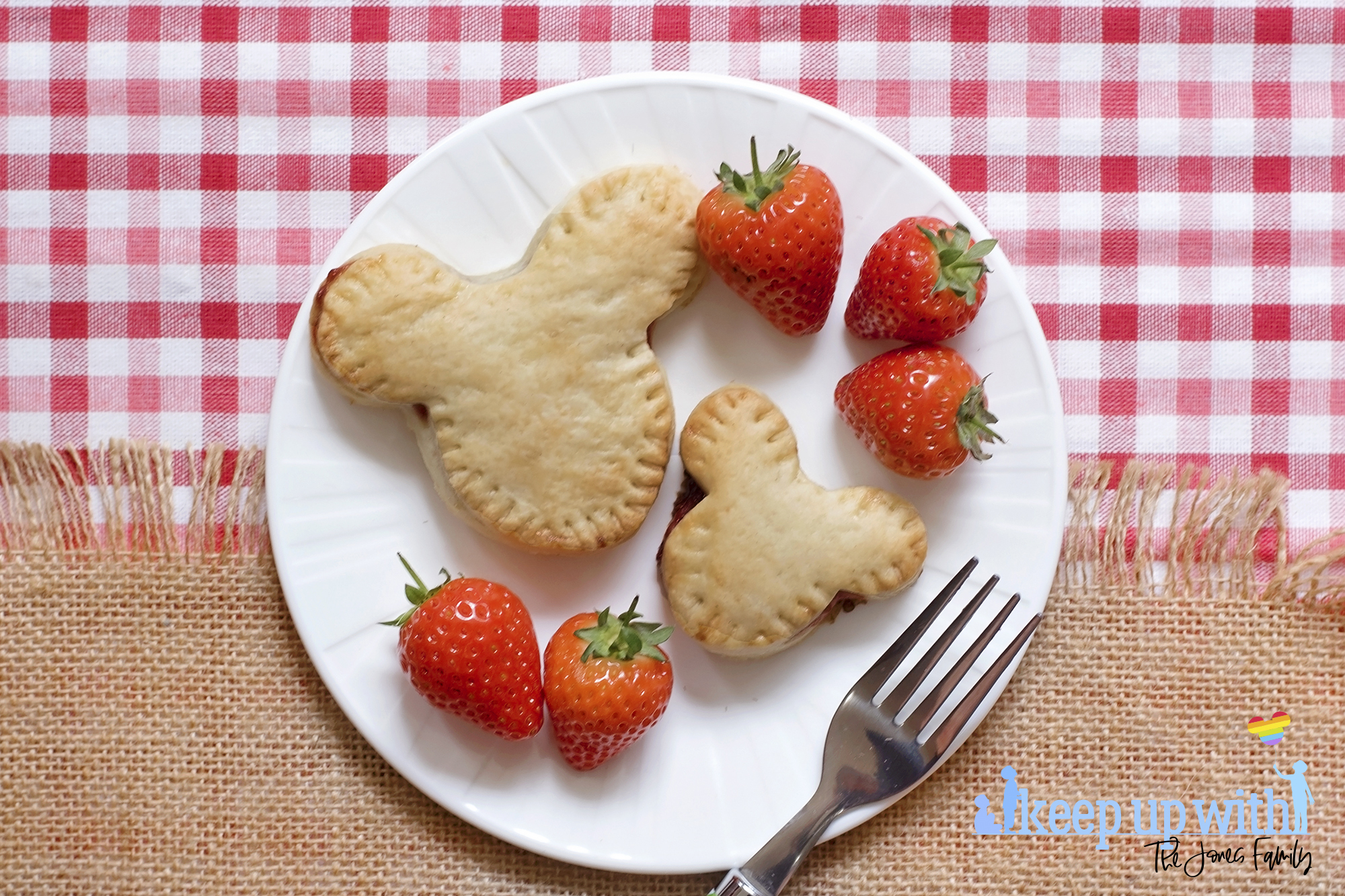 Strawberry Mickey Mouse Pies – Keep Up With The Jones Family
